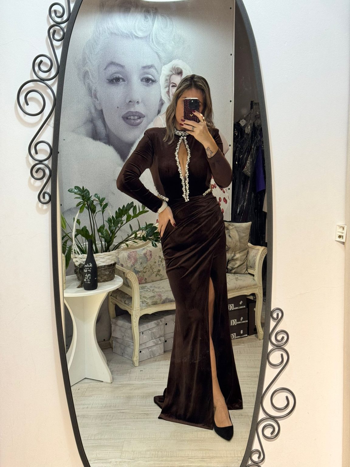 Rochie maro din catifea cu maneci lungi – Gyulia Fashion Dej