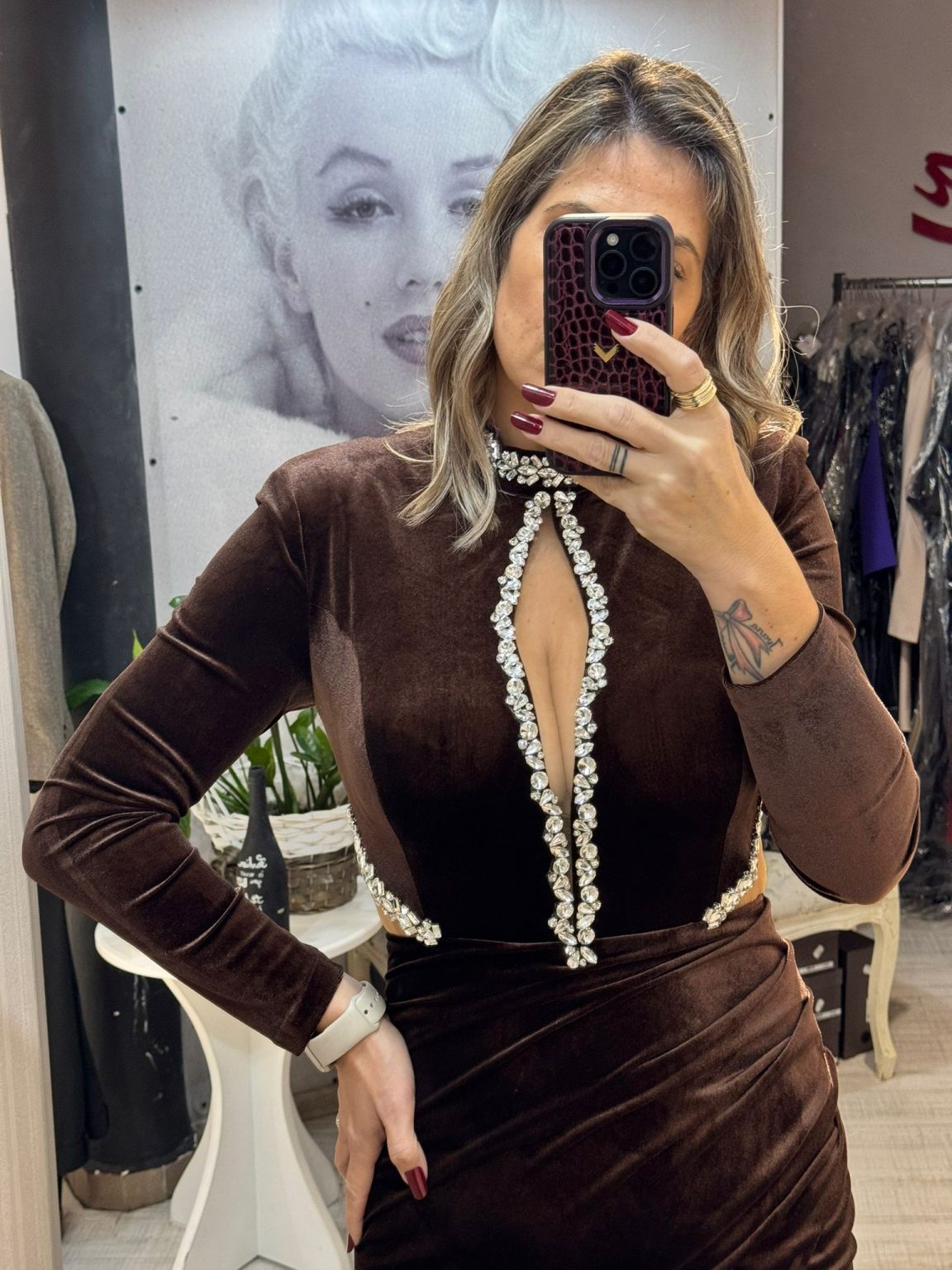 Rochie maro din catifea cu maneci lungi – Gyulia Fashion Dej